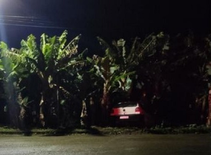 Motorista com CNH suspensa tenta fugir da PM em alta velocidade e para ... Motorista com CNH suspensa tenta fugir da PM em alta velocidade e para ...