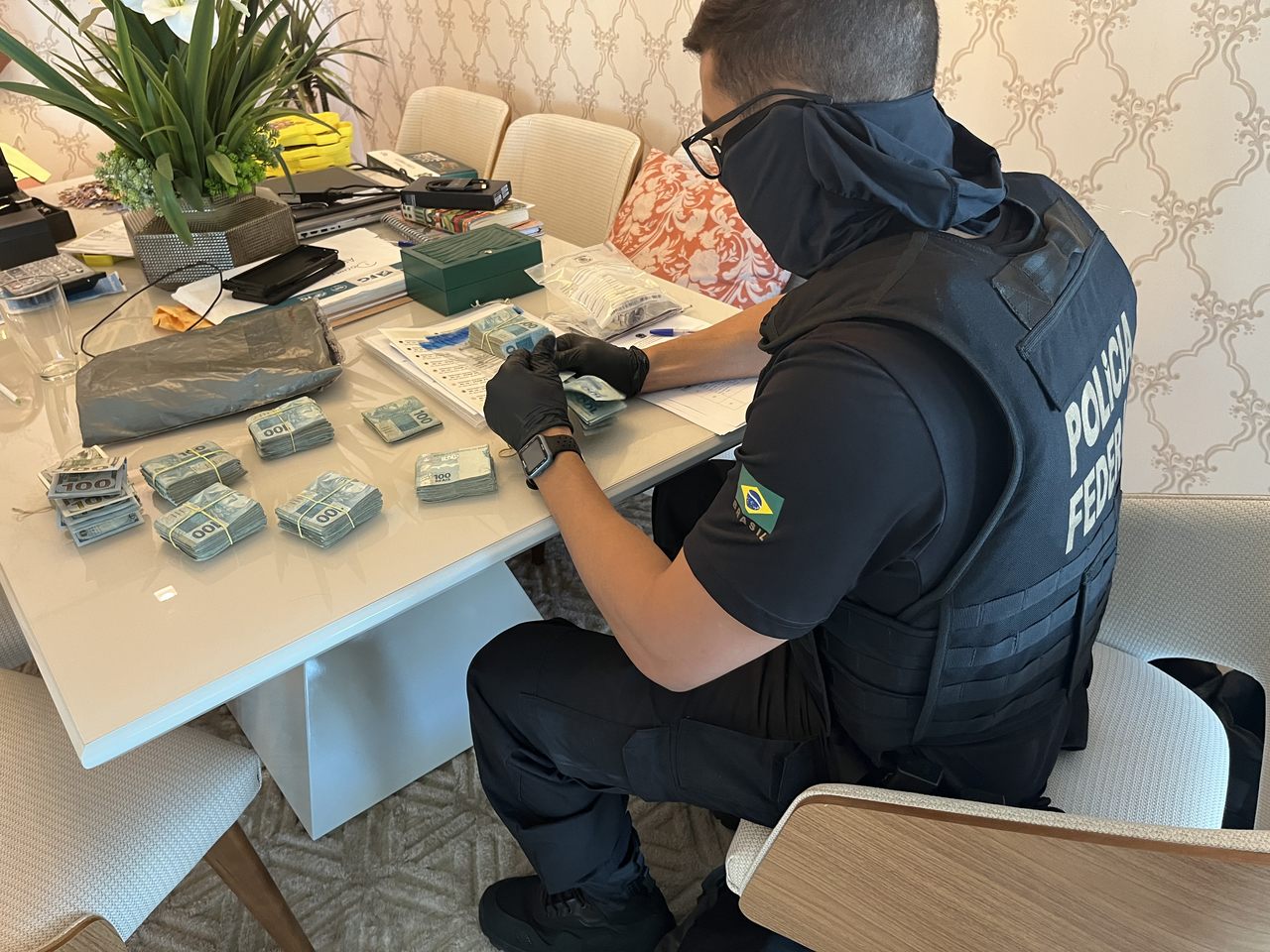 Vídeo Polícia Federal E Receita Federal Desarticulam Organização