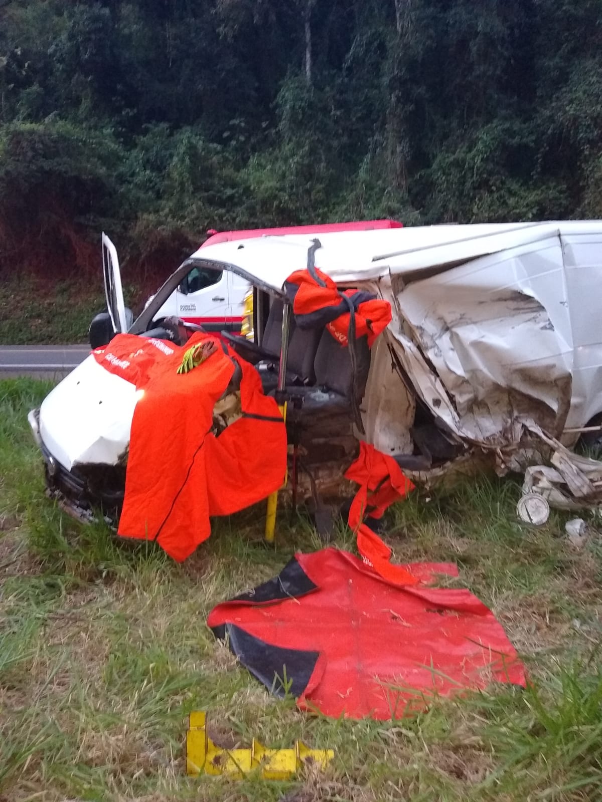 Batida entre furgão e carreta deixa homem gravemente ferido na BR-282 em Chapecó – Notícias ...