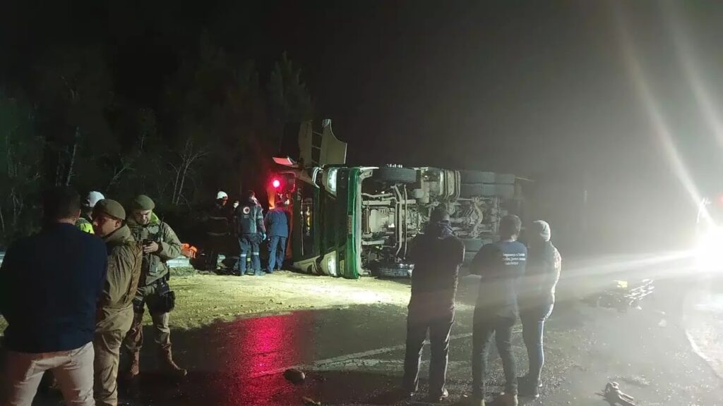 Carreta carregada de cerveja tomba em Lages – Notícias Chapecó.Org Carreta carregada de cerveja tomba em Lages – Notícias Chapecó.Org