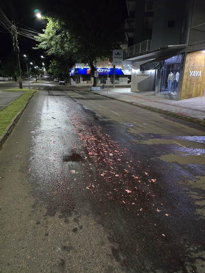 Caminhão derrama vísceras em avenida e bombeiros são acionados em Xaxim – Notícias Chapecó.Org